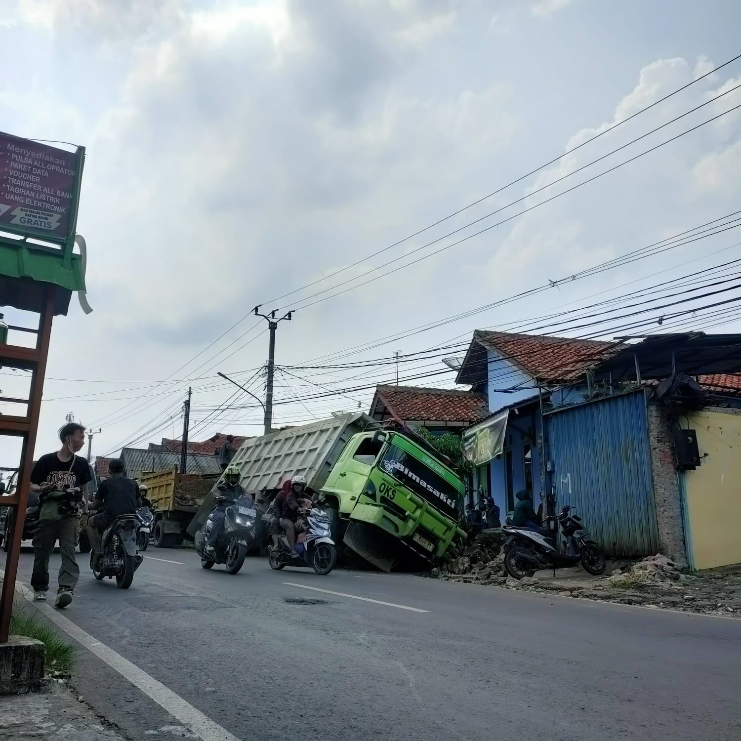Alami Rem Blong, Truk Pengangkut Material Tambang Terperosok ke Saluran ...