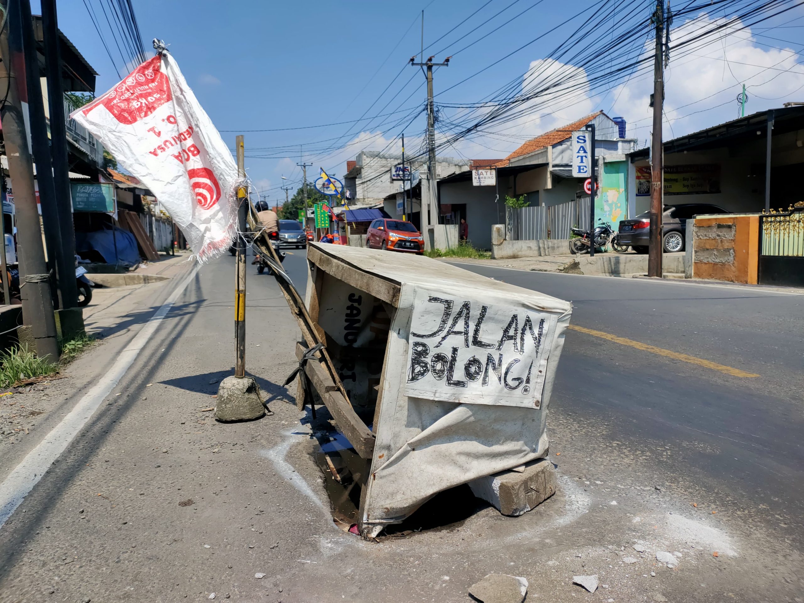 Lagi! Lubang Menganga di Jalan Raya Cibungbulang, Ancam Keselamatan ...