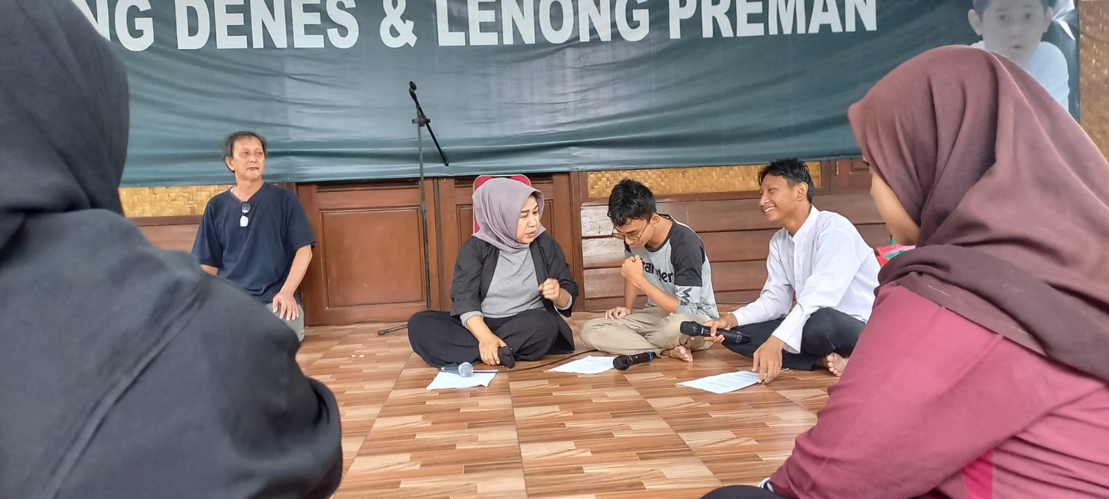 Saatnya Emak Iin Melatih Lenong Preman ke Para Pelajar Depok ...